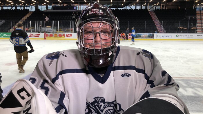 Un premier match interrégional de hockey adapté en Outaouais | Radio-Canada