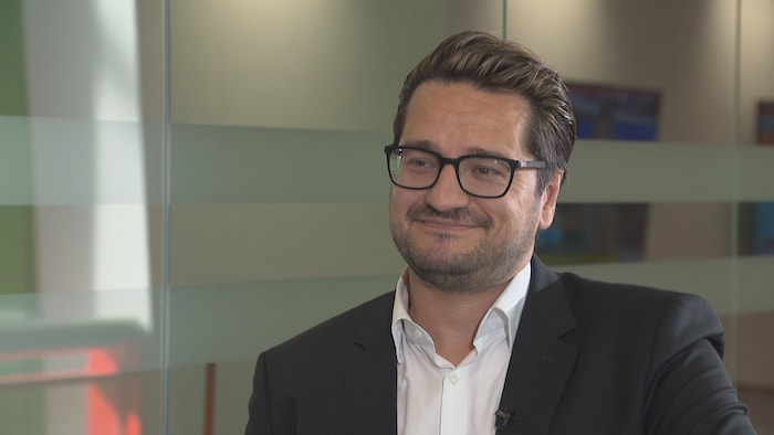 Pendant que l’IA avance, l’encadrement continue de se faire attendre | Radio-Canada