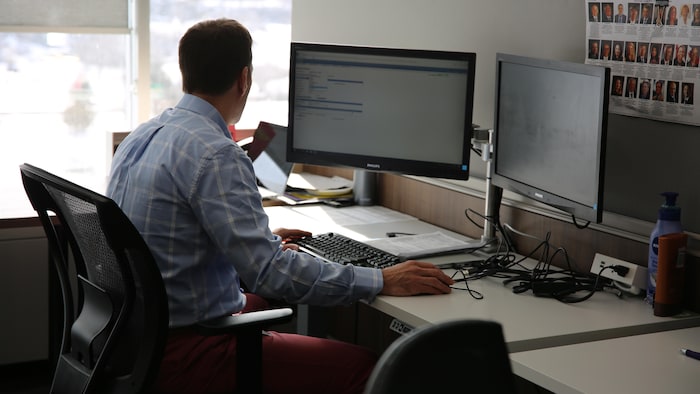 Les fonctionnaires fédéraux devront travailler au bureau au moins 2 ou ...