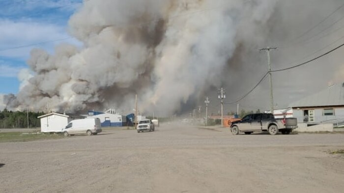 Un feu de forêt aux portes de Fort Good Hope, aux T.N.-O. | Radio-Canada