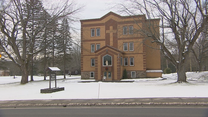 Le bras de fer à l’ancien couvent de Sutton continue | Radio-Canada