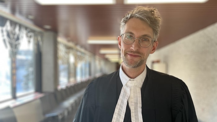 Le DPCP veut qu’un complotiste reste incarcéré pour « la sécurité de la ...