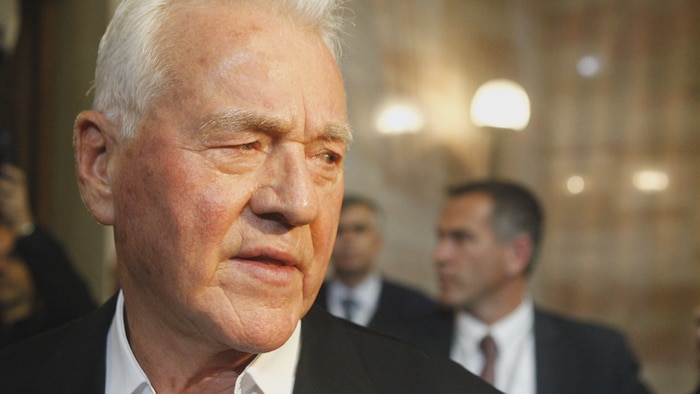 La petite-fille de Frank Stronach se tourne vers les tribunaux | Radio ...