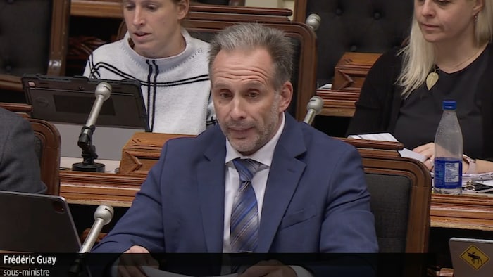 Mises à pied de fonctionnaires : « Terrible », dit le sous-ministre de ...
