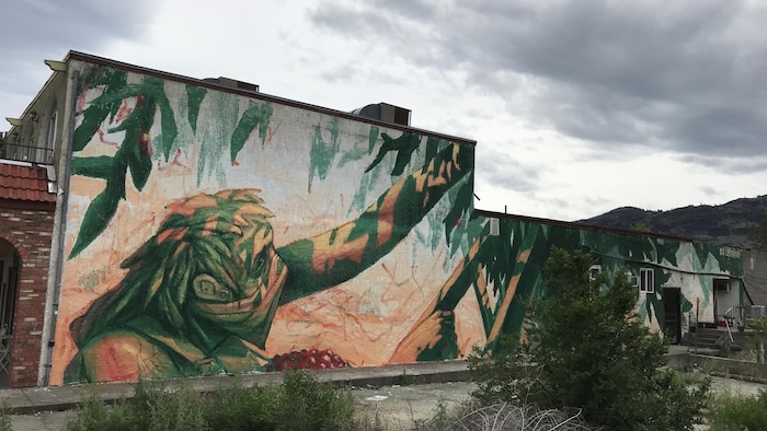 Une fresque murale à Osoyoos rend hommage aux cueilleurs de fruits ...