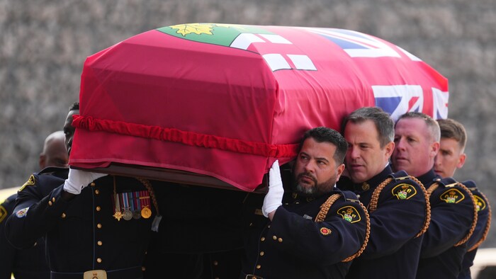 Un dernier hommage au sergent Eric Mueller, tué en service à Bourget ...