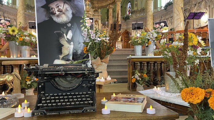 Le monument Victor-Lévy Beaulieu célébré à Trois-Pistoles | Radio-Canada