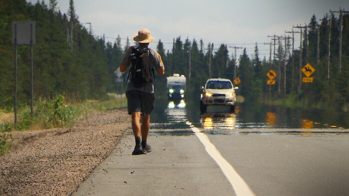 Parcourir la route 138 à la marche en 33 jours | Radio-Canada