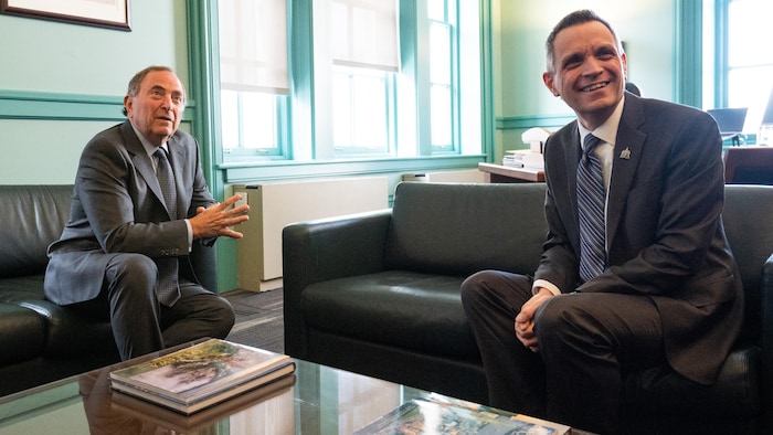 Ryan Reynolds rencontre le maire d’Ottawa dans le cadre de l’achat des ...