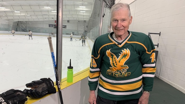 Malgré ses 90 ans, il joue au hockey trois fois par semaine | Radio-Canada