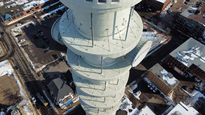 De la glace qui tombe de la tour Bell Aliant, à Moncton, endommage deux ...