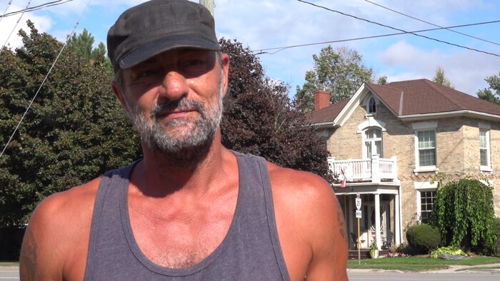 À l’entrée du « plus beau village du Canada », une pancarte crée le ...