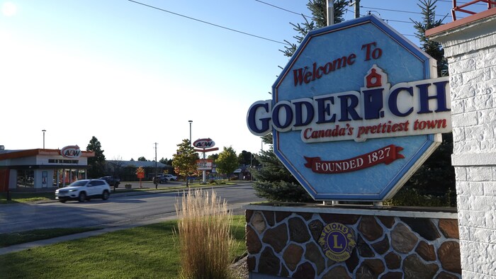 À l’entrée du « plus beau village du Canada », une pancarte crée le ...