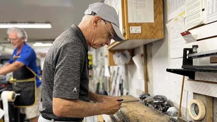 Originaire de Sainte-Anne, Jacques Lavack fabrique des bâtons de golf ...
