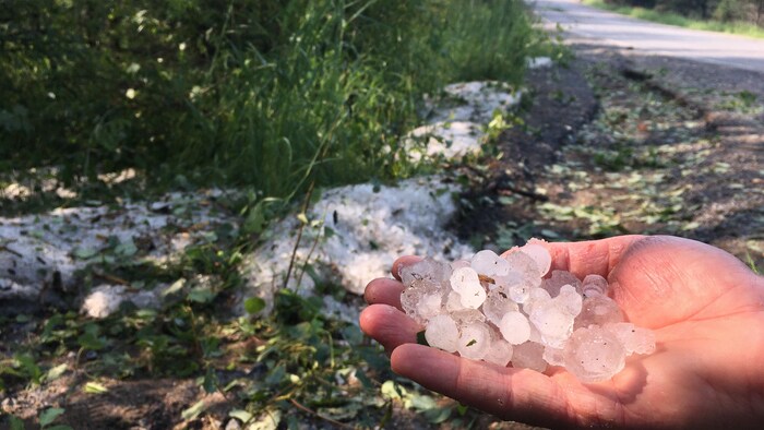 Un tapis de grêle au Lac-Saint-Jean | Radio-Canada