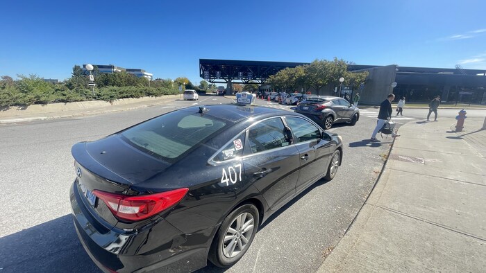 Des chauffeurs de taxi de Blue Line font la grève | Radio-Canada