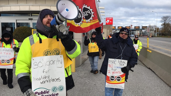 La grève se poursuit au pont Blue Water de Sarnia | Radio-Canada
