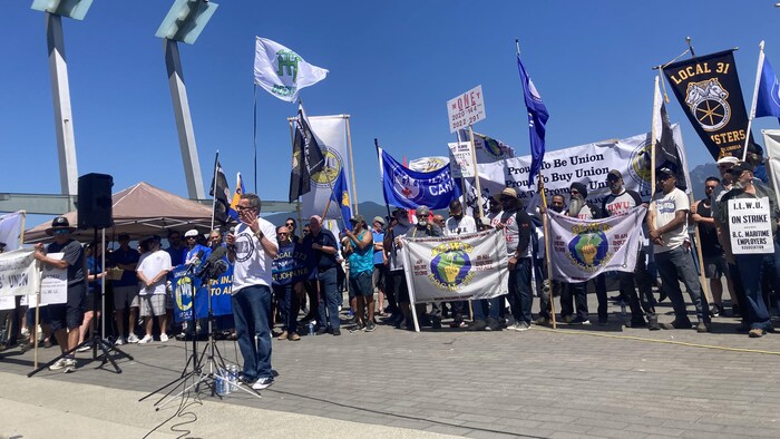 Des centaines de personnes manifestent en soutien aux débardeurs ...