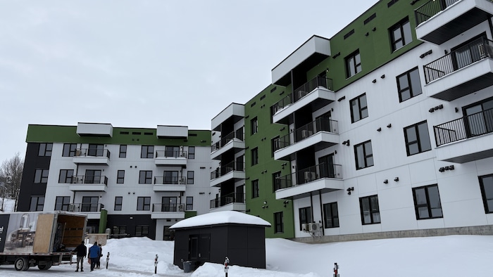 Arrivée des premiers locataires dans les Habitations Coderr à Alma ...