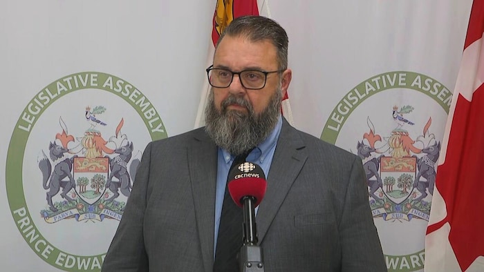 L’opposition s’attaque à des factures de 100 000 $ pour l’obtention du ...
