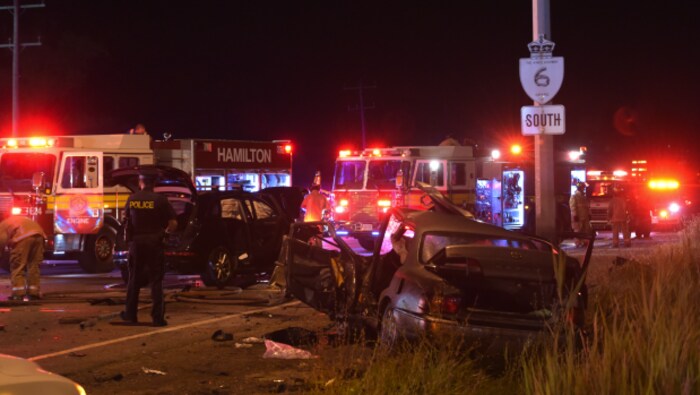 Trois blessés dans un accident de voitures à Hamilton | Radio-Canada