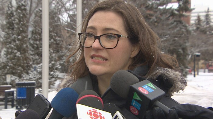 Des camionneurs manifestent contre le blocage de la raffinerie Co-op de ...