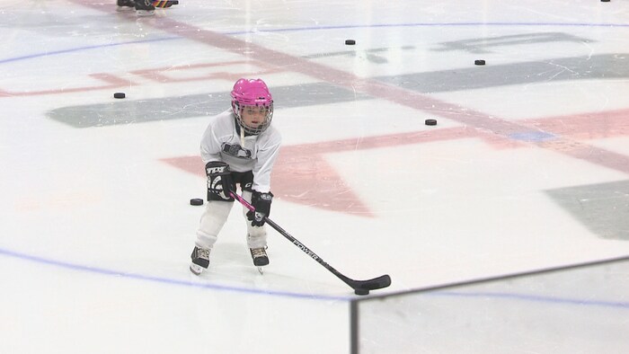 Sur la glace pour encourager la relève féminine au hockey | Radio-Canada