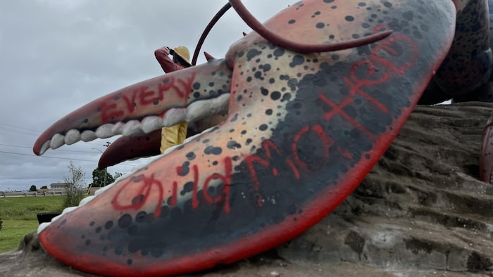 Le homard géant de Shediac vandalisé | Radio-Canada