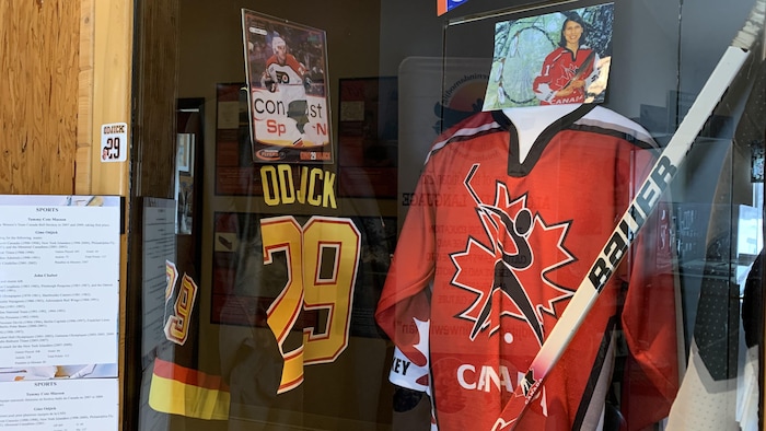 La communauté de Kitigan Zibi rend hommage à Gino Odjick | Radio-Canada