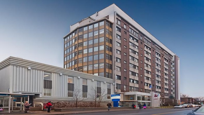 Patient abandonné à un étage de l’Hôpital Fleury à Montréal après une ...