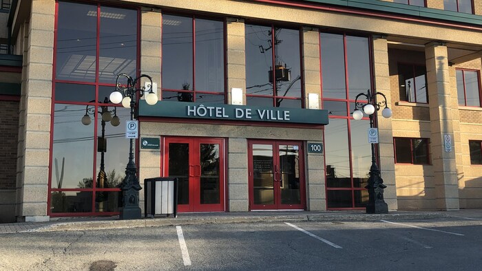 Mères au front veut connaître en détail des liens entre une conseillère ...