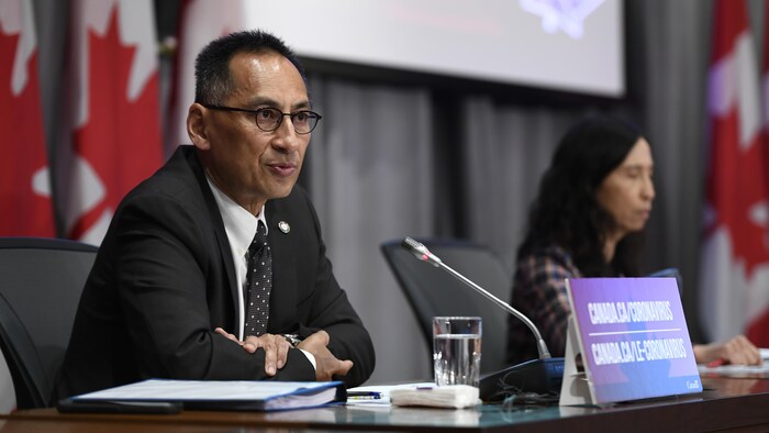 L'énigmatique Dr Howard Njoo | Radio-Canada