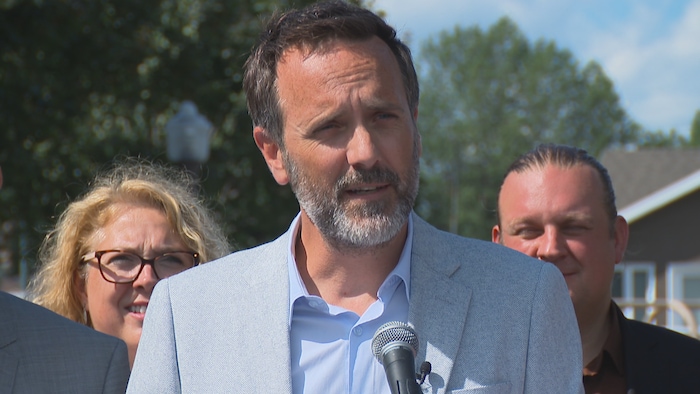 Sam Hamad installe son point de presse sur des jeux d’eau | Radio-Canada