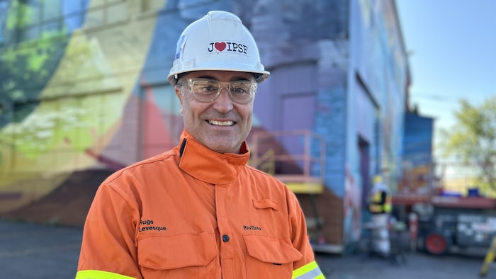 Une fresque apparaît sur un bâtiment de Rio Tinto à La Baie | Radio-Canada
