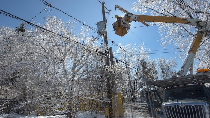 Plus de 33 000 clients privés d’électricité au Québec | Radio-Canada