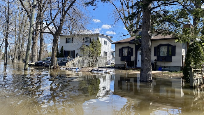 Inondations : pont coupé et courses en chaloupe à l’ouest de Montréal ...