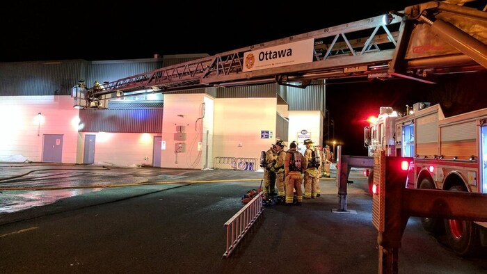 Les pompiers maîtrisent un incendie dans l'aréna de Manotick | Radio-Canada