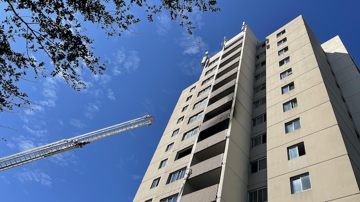 Incendie aux tours Bardy : 83 logements évacués dans Limoilou | Radio ...