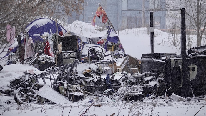 Incendie dans un campement à Longueuil | Radio-Canada