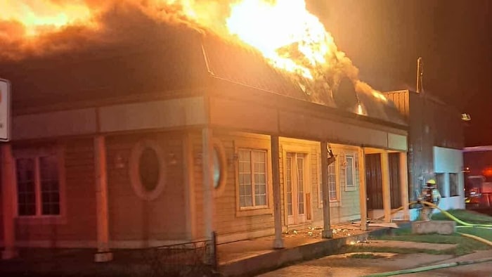 Un incendie majeur détruit un bâtiment commercial à Longueuil | Radio ...