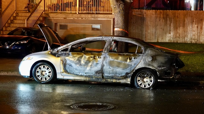 Deux véhicules incendiés à Rivière-des-Prairies | Radio-Canada