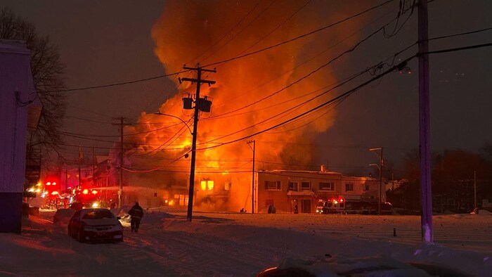 Un violent incendie brûle un immeuble à logements de Nicolet | Radio-Canada
