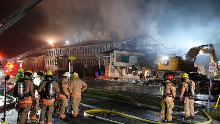 Un mois après l’incendie de l’École Val-des-Monts, l’aide se fait ...