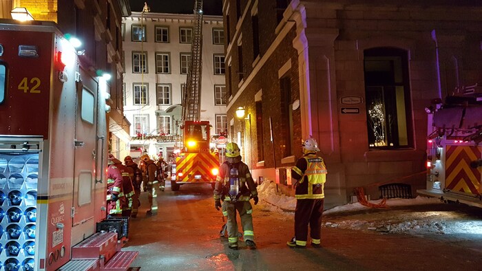 Incendie dans un hôtel du Vieux-Port de Québec | Radio-Canada
