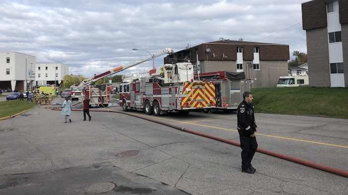 Des pompiers sur les lieux d'un incendie.