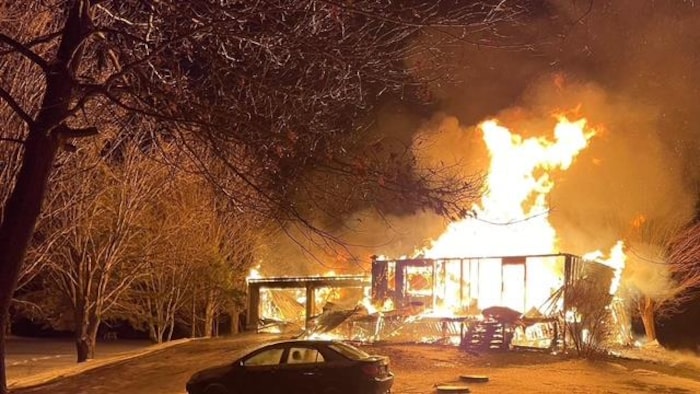 Une famille transportée à l’hôpital après l’incendie d’une maison à ...
