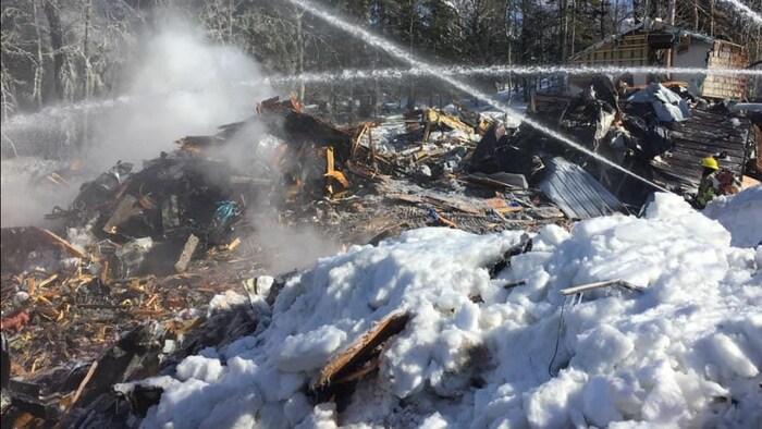 La maison de Joé Juneau ravagée par les flammes | Radio-Canada