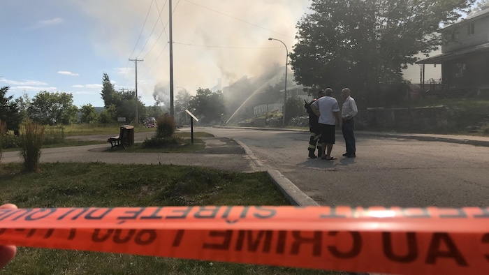 Huit résidences rasées par les flammes à Témiscaming | Radio-Canada
