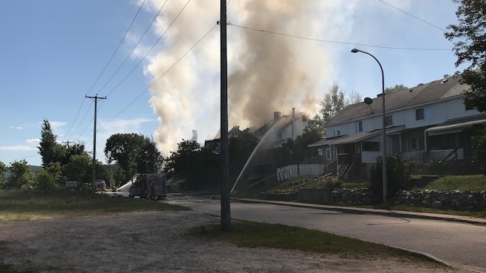 Huit résidences rasées par les flammes à Témiscaming | Radio-Canada