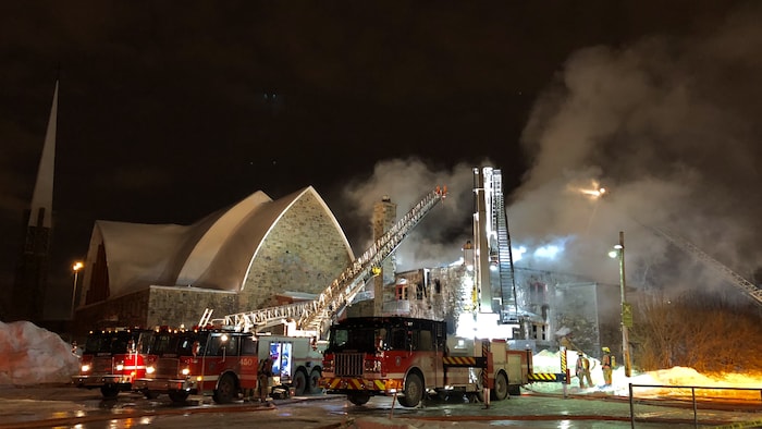 Un presbytère ravagé par les flammes à Montréal | Radio-Canada